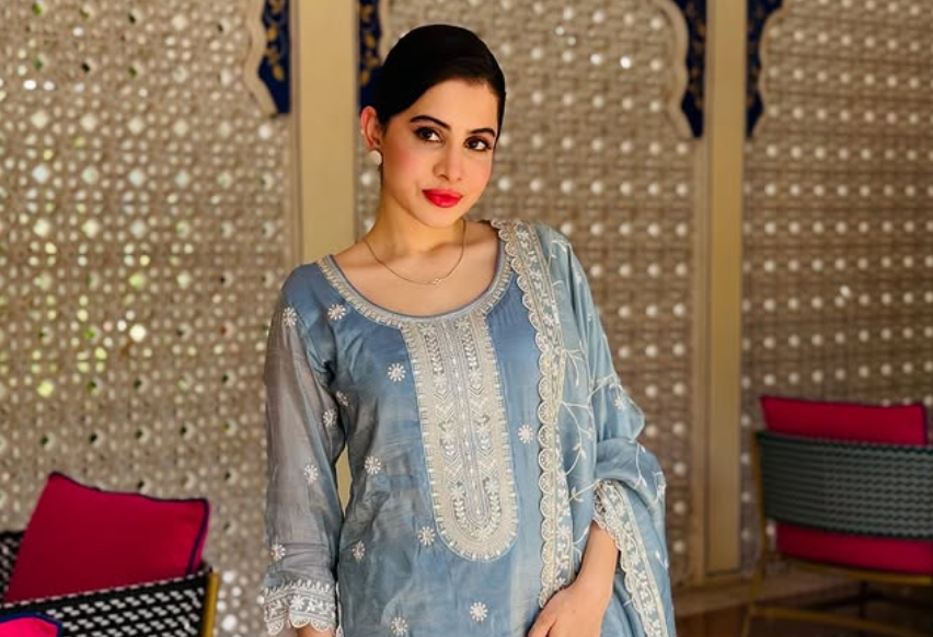 Urfi Javed Age, Net Worth, Father, Wiki, Height, Salary, Family